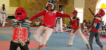 남아공 오지 '라모코카'의 우렁찬 기합… 태권도는 꿈과 희망
